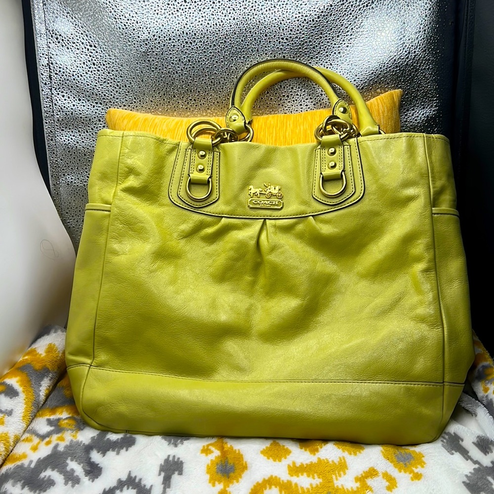 Coach Bag Lime Green Color In Excellent Condition. - Gem